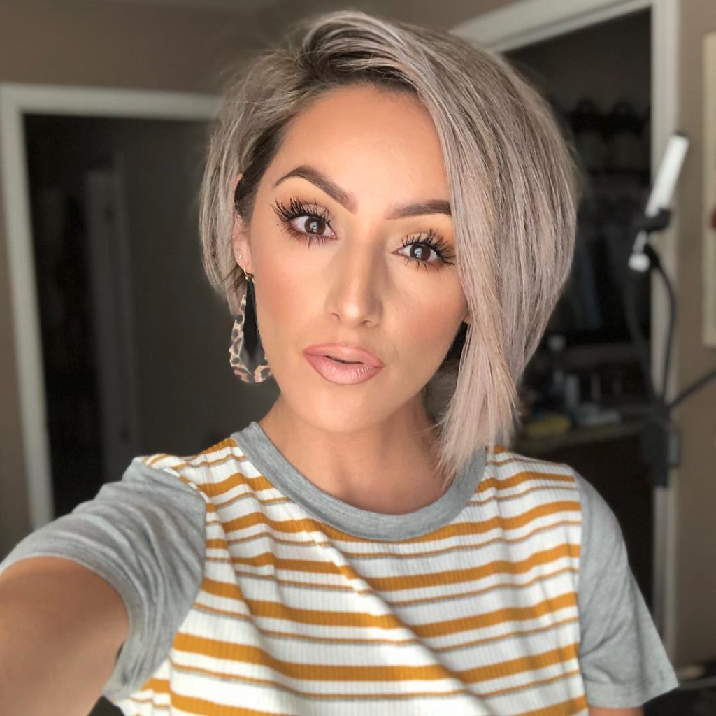 Стрижки и прически для высокого лба, которые скорректируют форму лица и ...