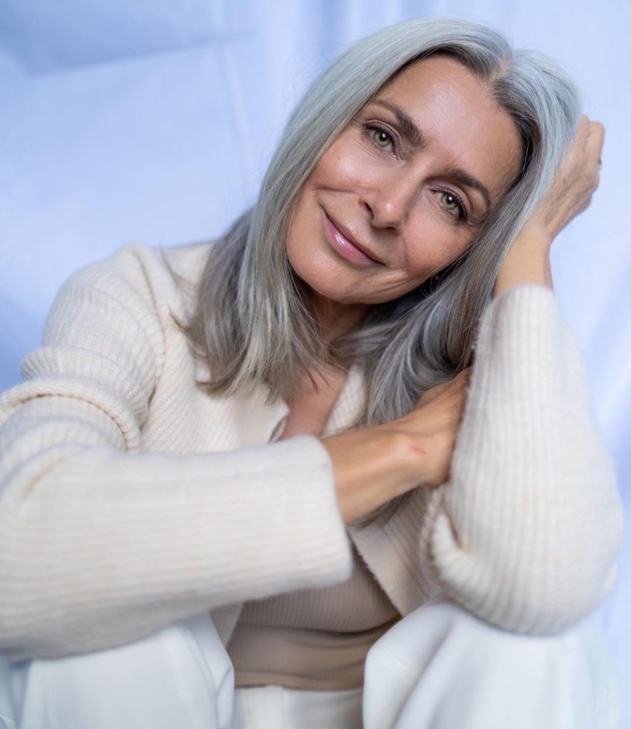 Седые волосы, как тренд, вне зависимости отвозраста: несколько идей и ...