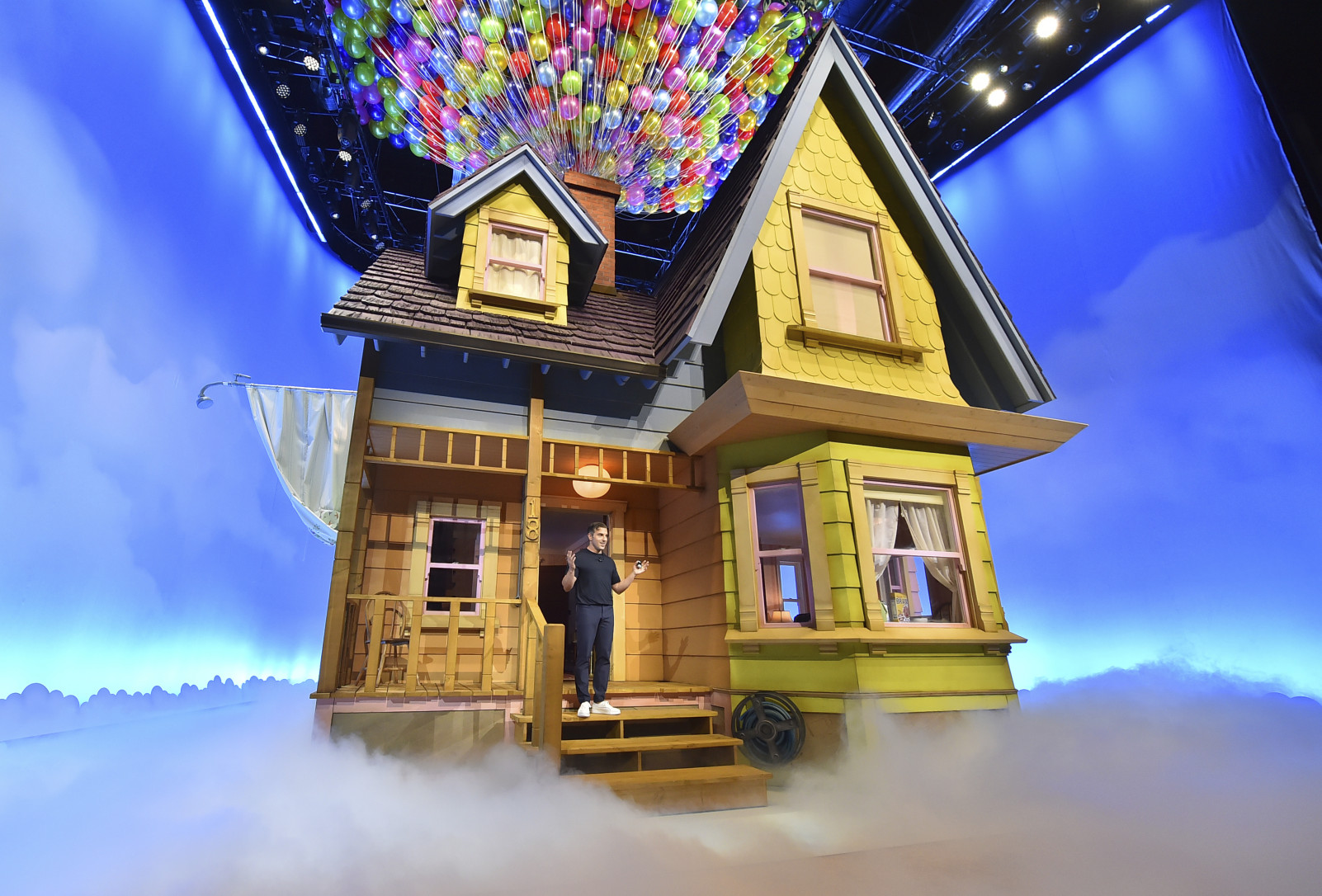 Летающий дом из мультфильма «Вверх» и особняк из «Людей Икс» стали отелями – Mixnews